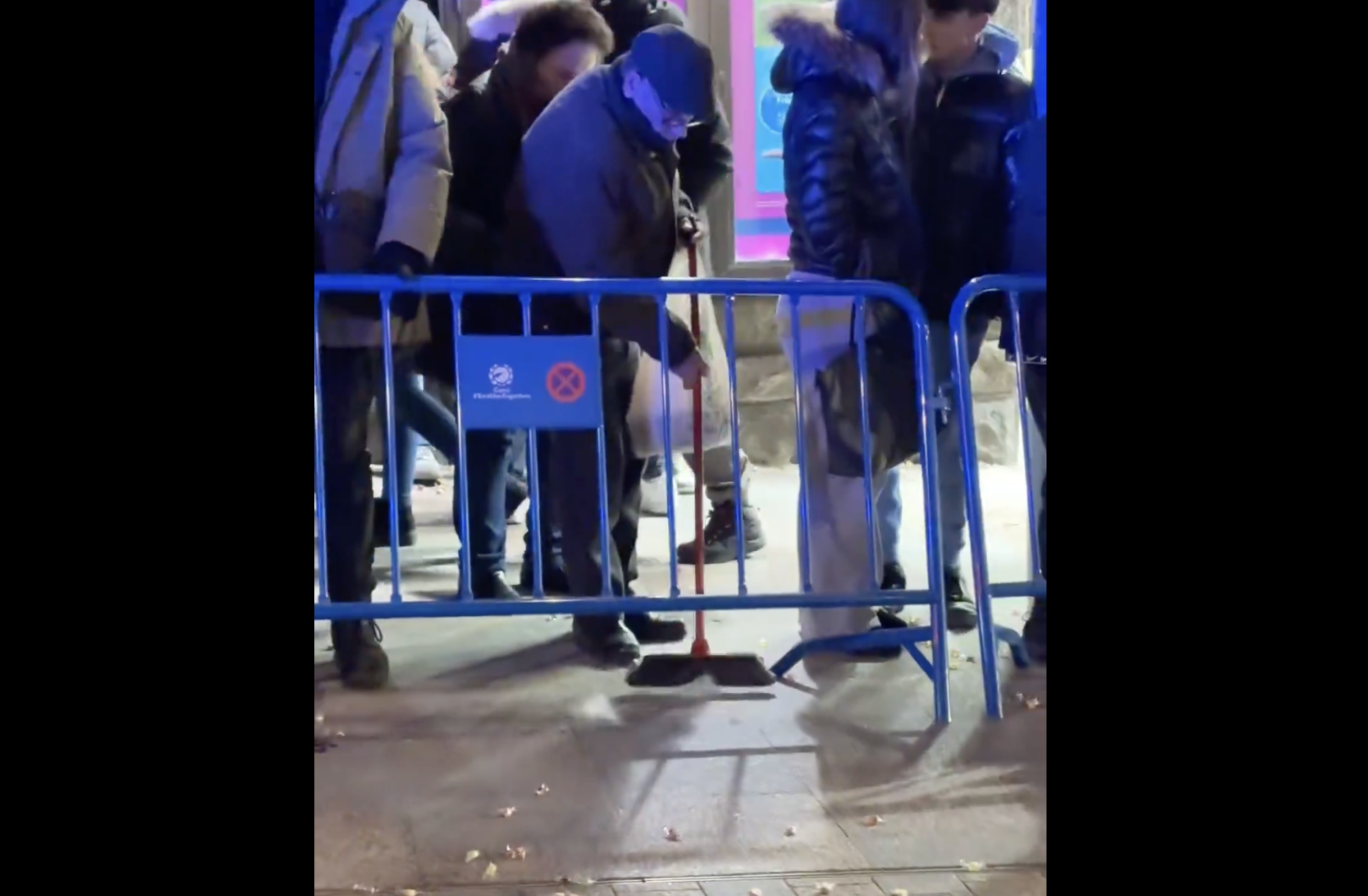 El vídeo de la professionalitat d'un padrí d'Andorra recollint caramels